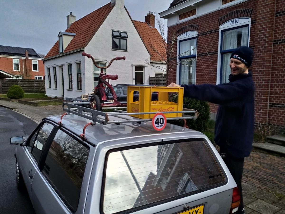 Lol om driewielertje en leeg kratje op oude Polo